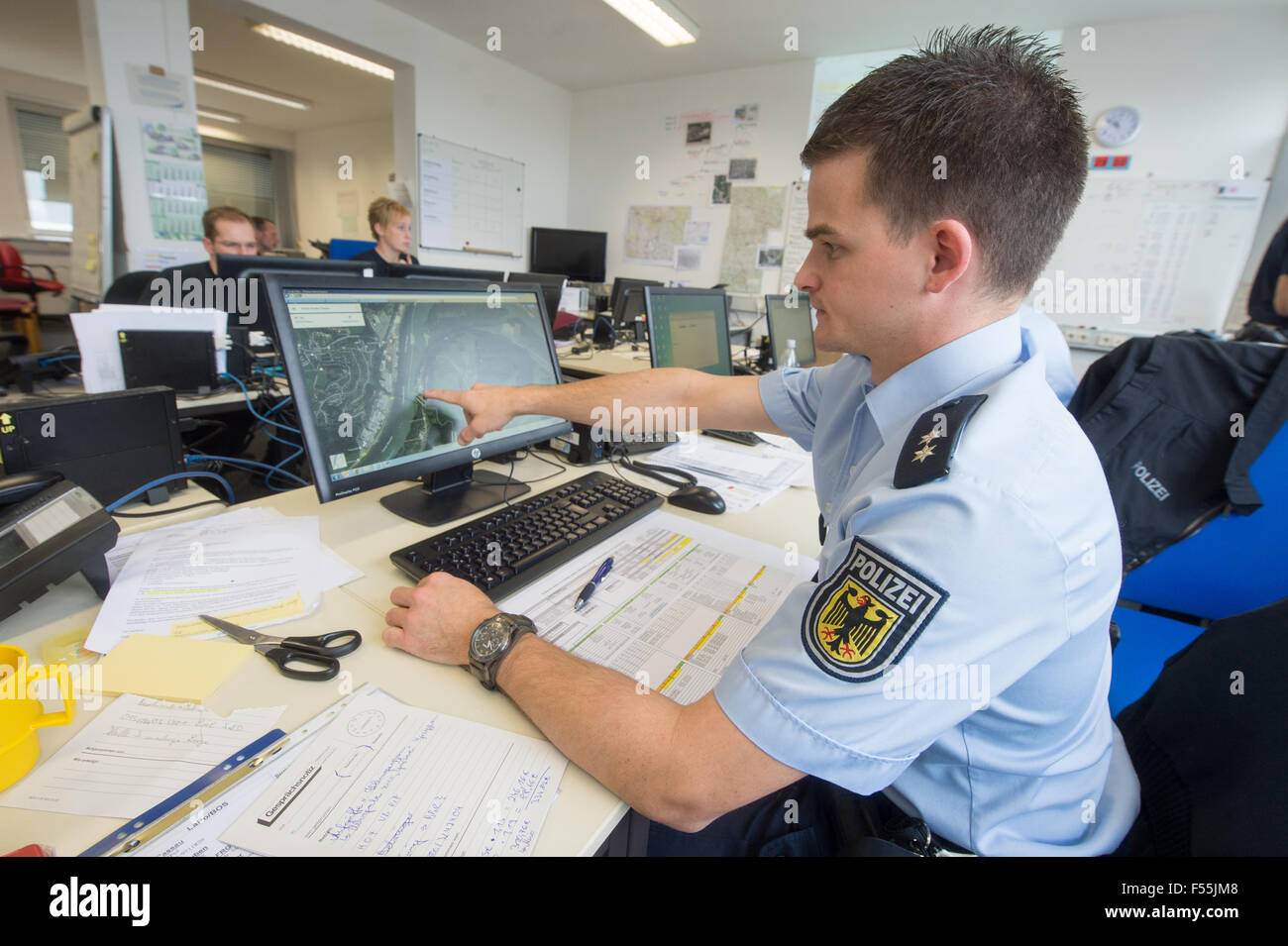 Passau, Germany. 28th Oct, 2015. A police officer with the Federal ...