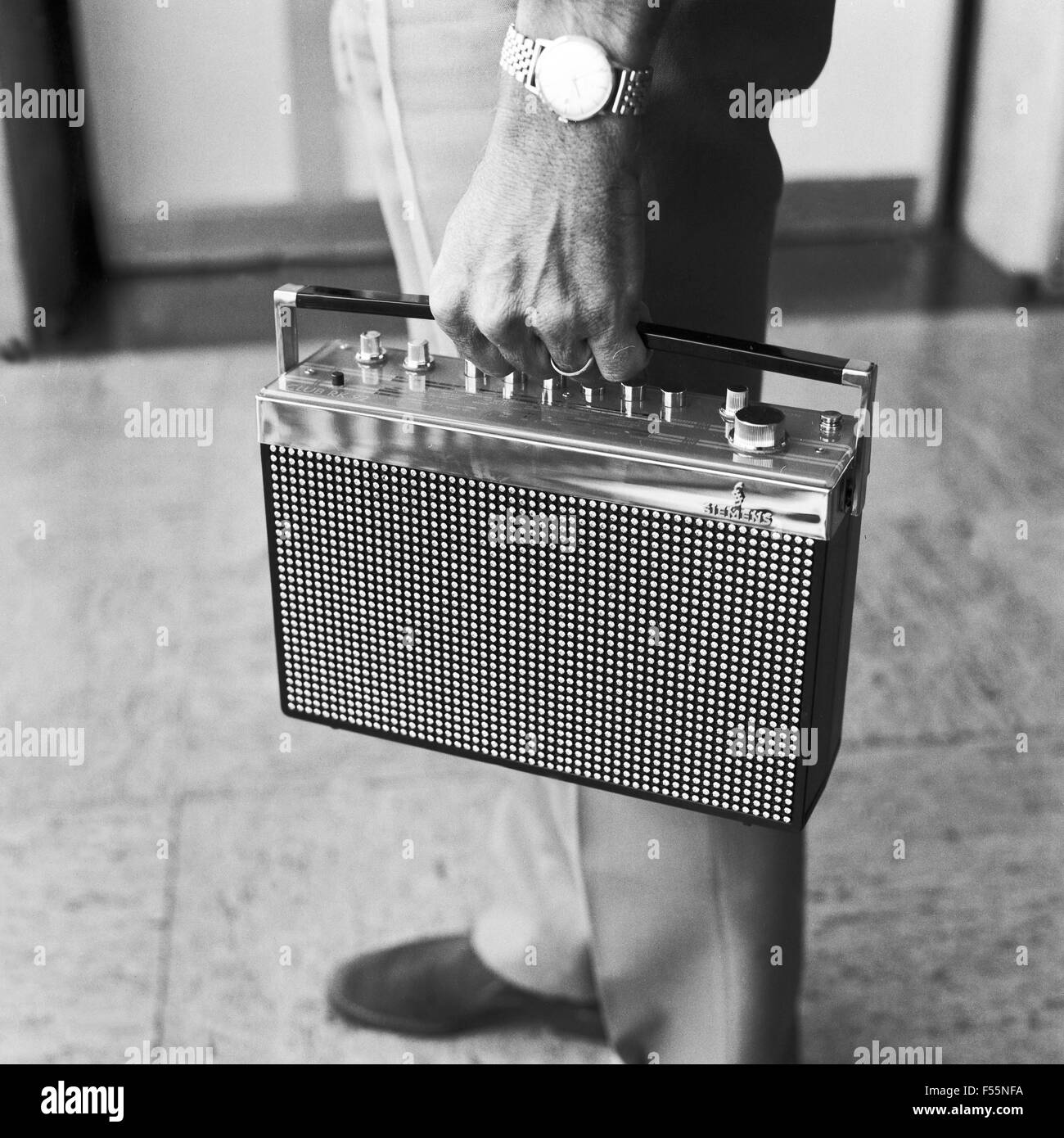 Transistor radio 1960s hi-res stock photography and images - Alamy