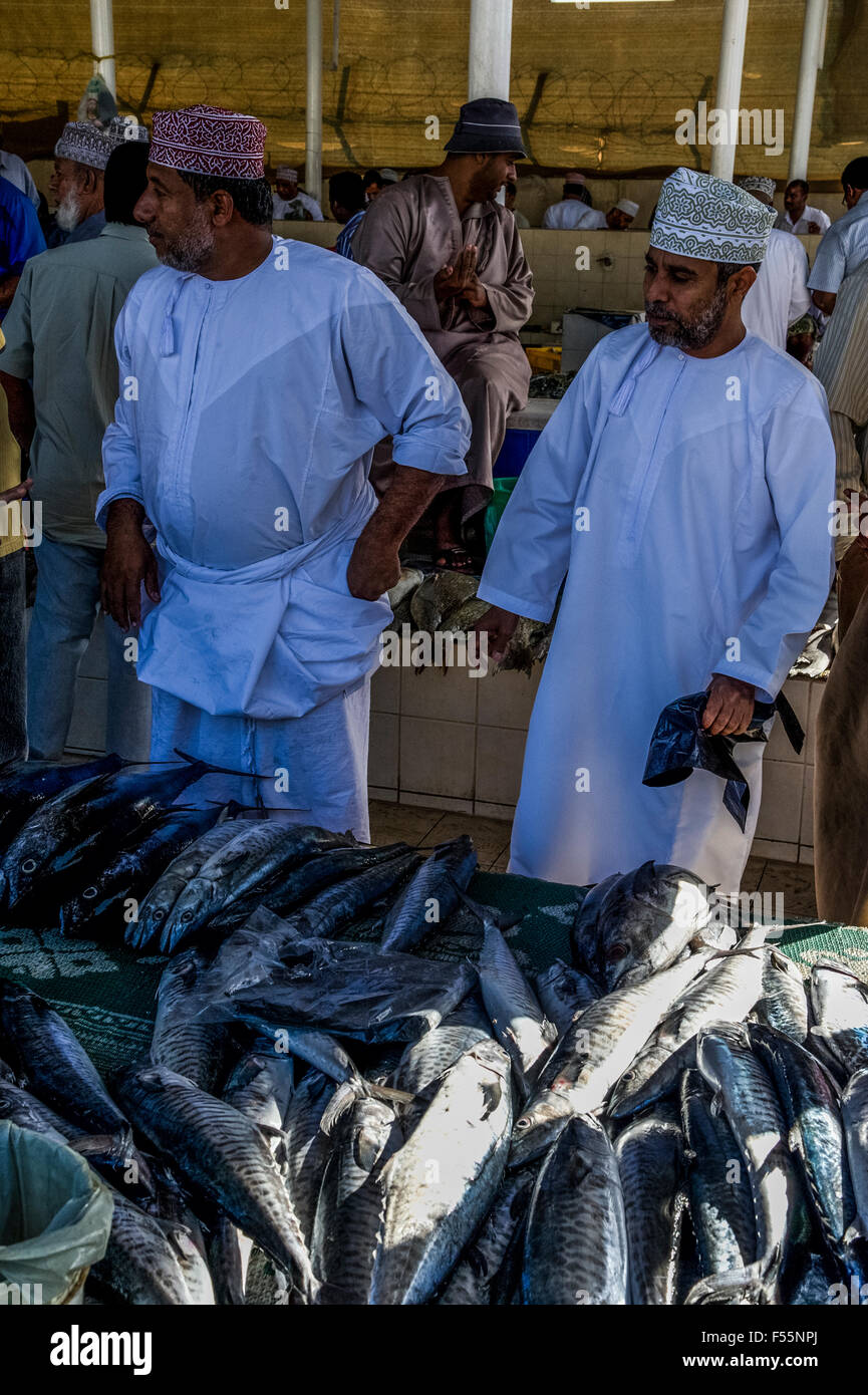 Arabs shopping in the fish suq market place in Muscat Stock Photo - Alamy