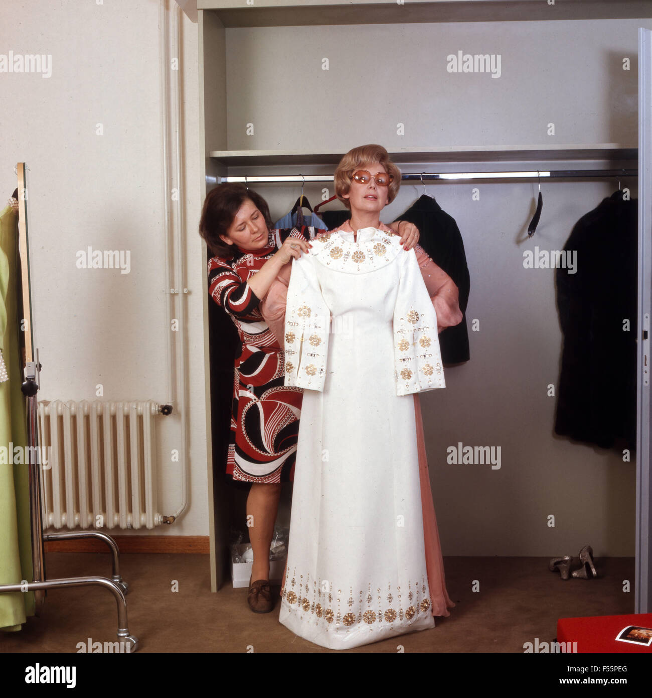 Deutsche Opernsängerin bei der Anprobe bei ihrer Schneiderin ...