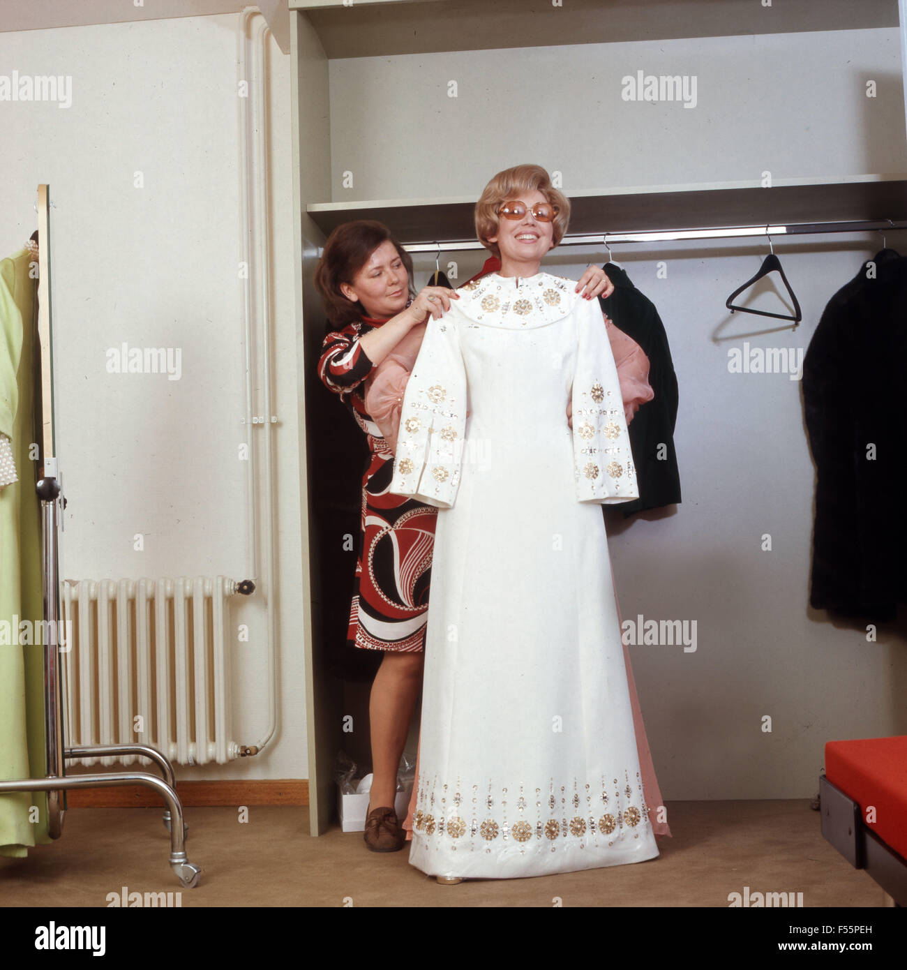 Deutsche Opernsängerin bei der Anprobe bei ihrer Schneiderin ...