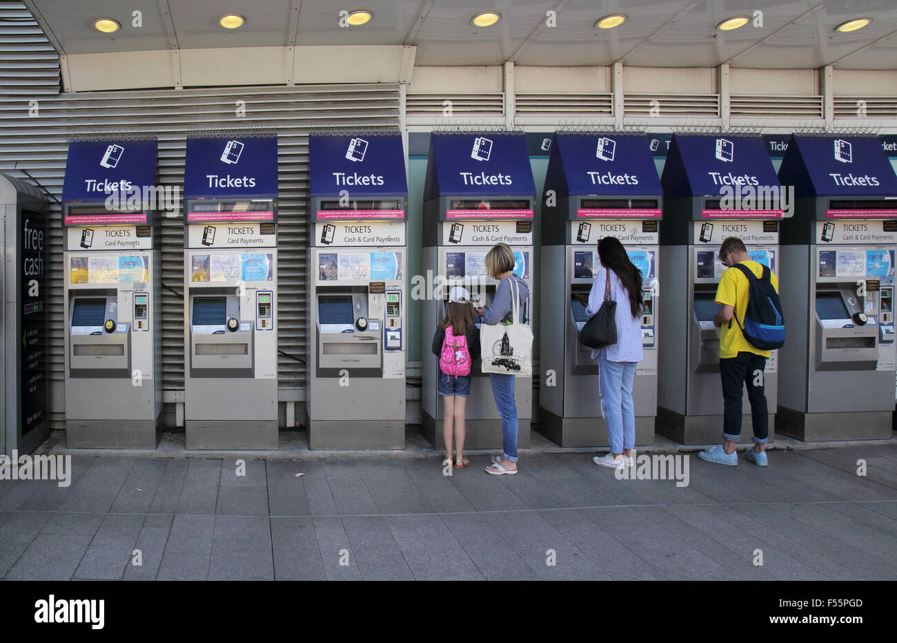 ticket machines at london bridge railway station Stock Photo - Alamy