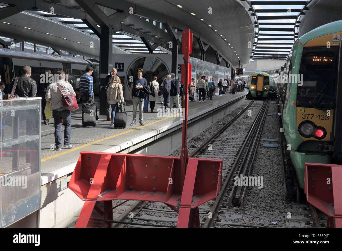 passengers trains and platforms at london bridge railway station Stock ...