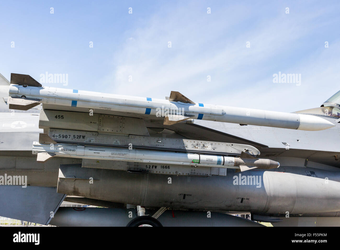 Missiles on an US Air Force F-16 fighter jet Stock Photo - Alamy