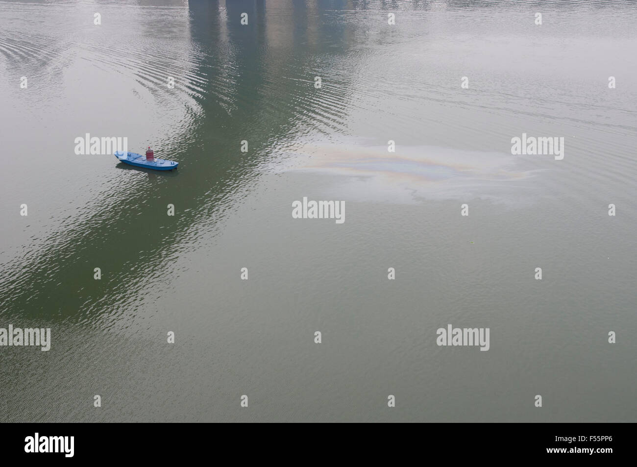 Oil slick water hi-res stock photography and images - Alamy
