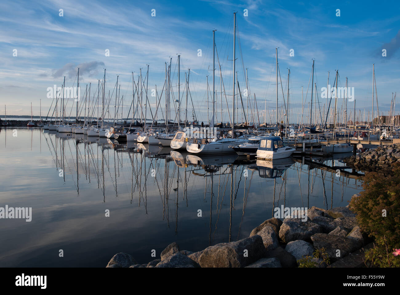 Harbor ships boats sports hi-res stock photography and images - Alamy