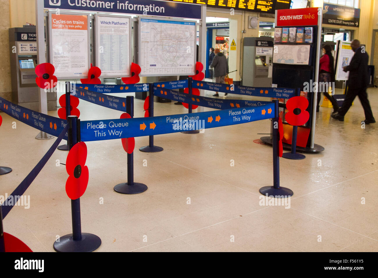 Wimbledon London,UK. 28th October 2015. The foyer of Wimbledon train ...