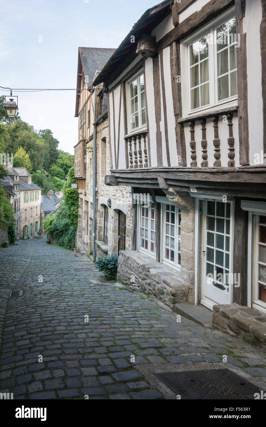 Cobbled street and medieval buildings hi-res stock photography and ...