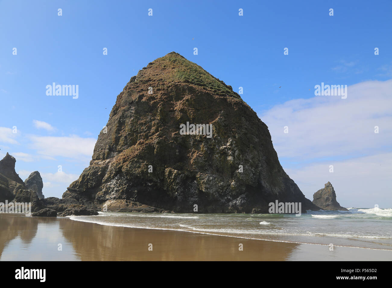 Haystack Rock in Cannon Beach, Oregon Stock Photo - Alamy