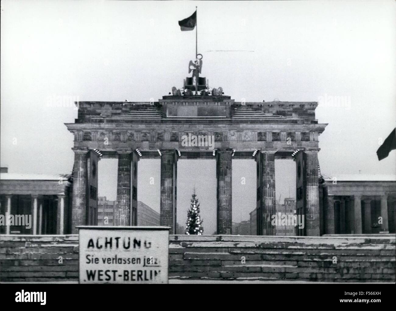 Brandenburg gate seems hi-res stock photography and images - Alamy
