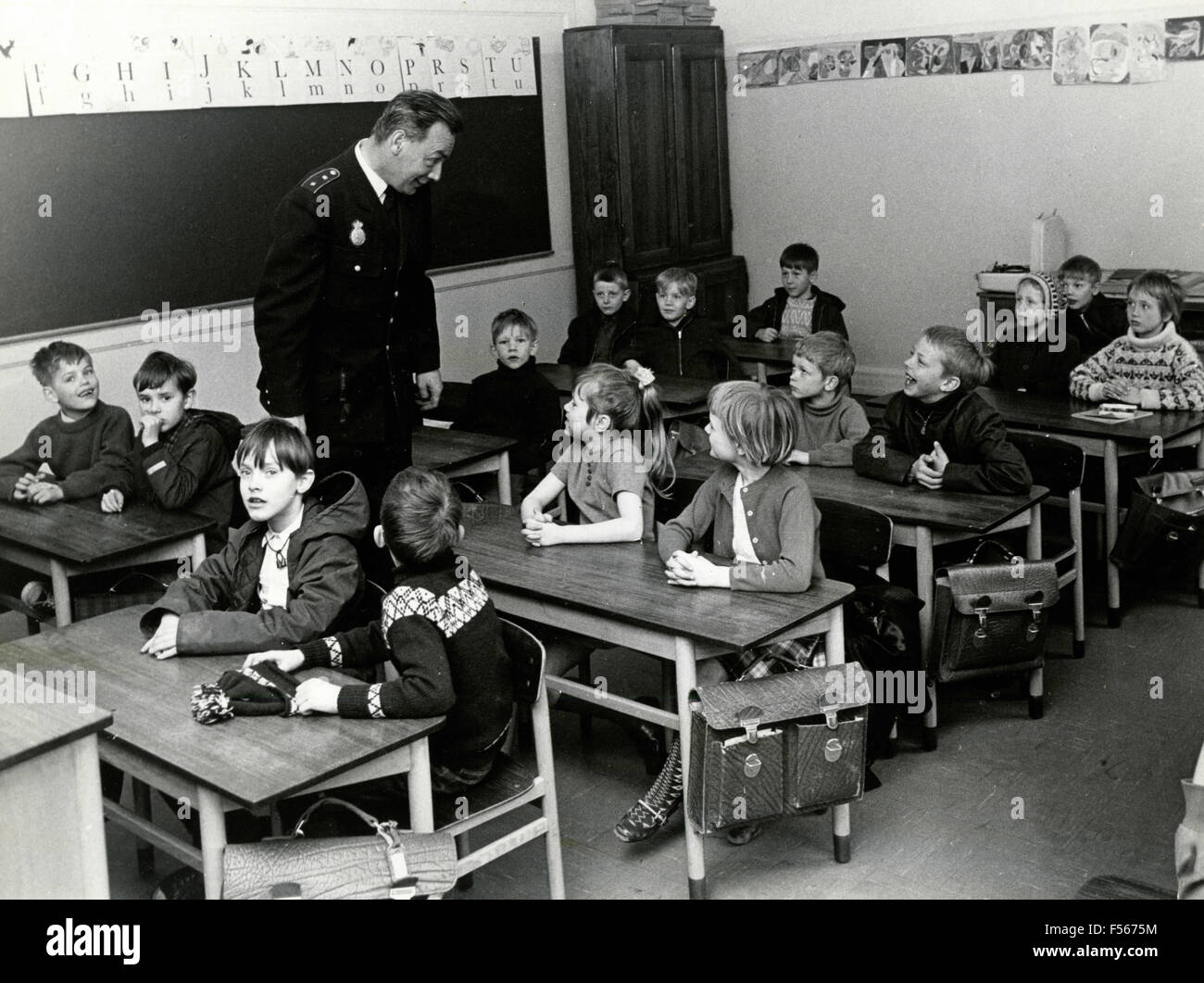 Policeman in classroom hi-res stock photography and images - Alamy