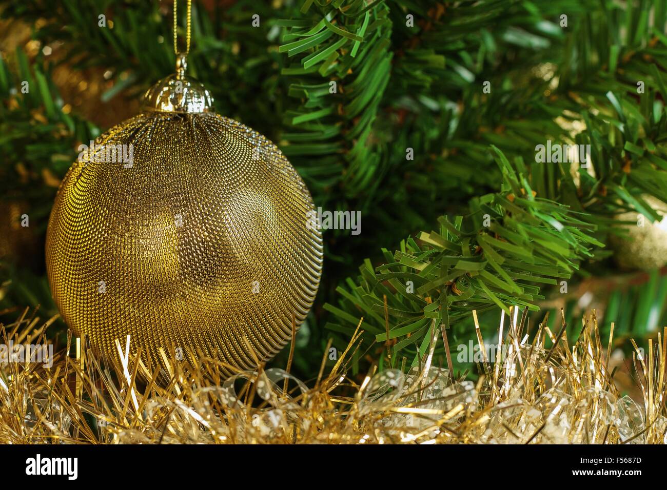 Gold chain christmas decoration hi-res stock photography and images - Alamy
