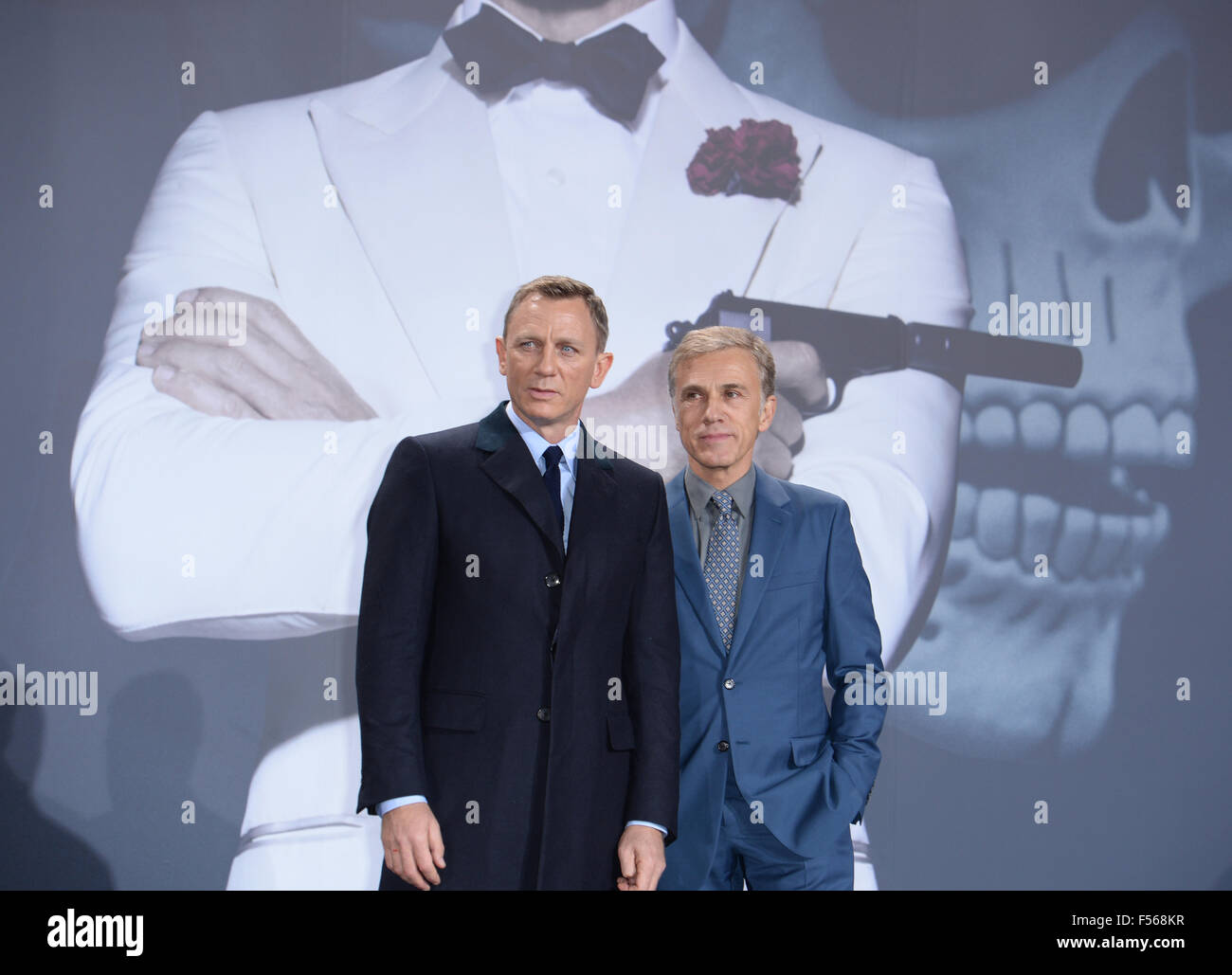James bond pose hi-res stock photography and images - Alamy