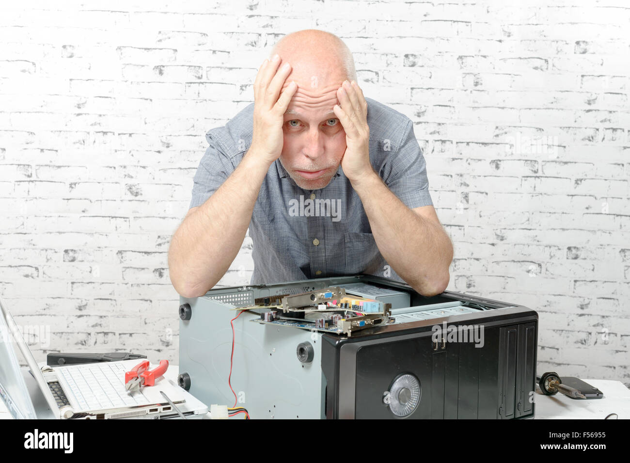 a technician has a problem with his computer Stock Photo - Alamy