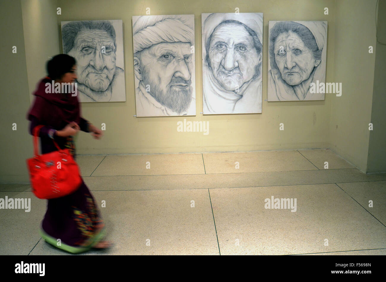 Lahore, Pakistan. 28th Oct, 2015. Pakistani fine arts students from ...
