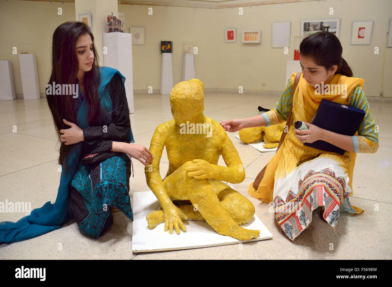 Lahore, Pakistan. 28th Oct, 2015. Students checking the exhibited ...