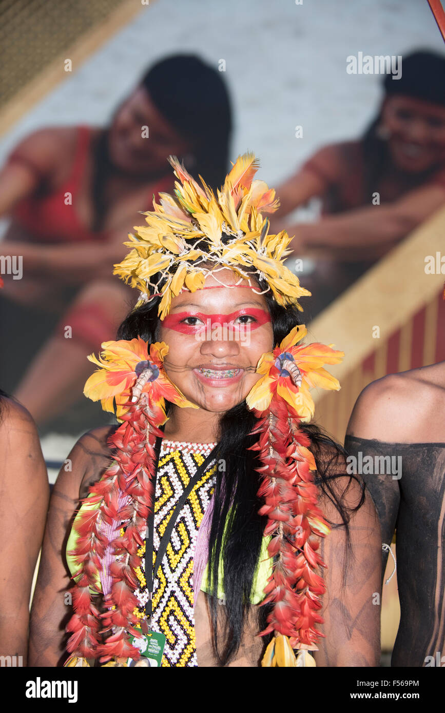 Palmas, Brazil. 27th Oct, 2015. A Karaja Brazilian indigenous girl with ...