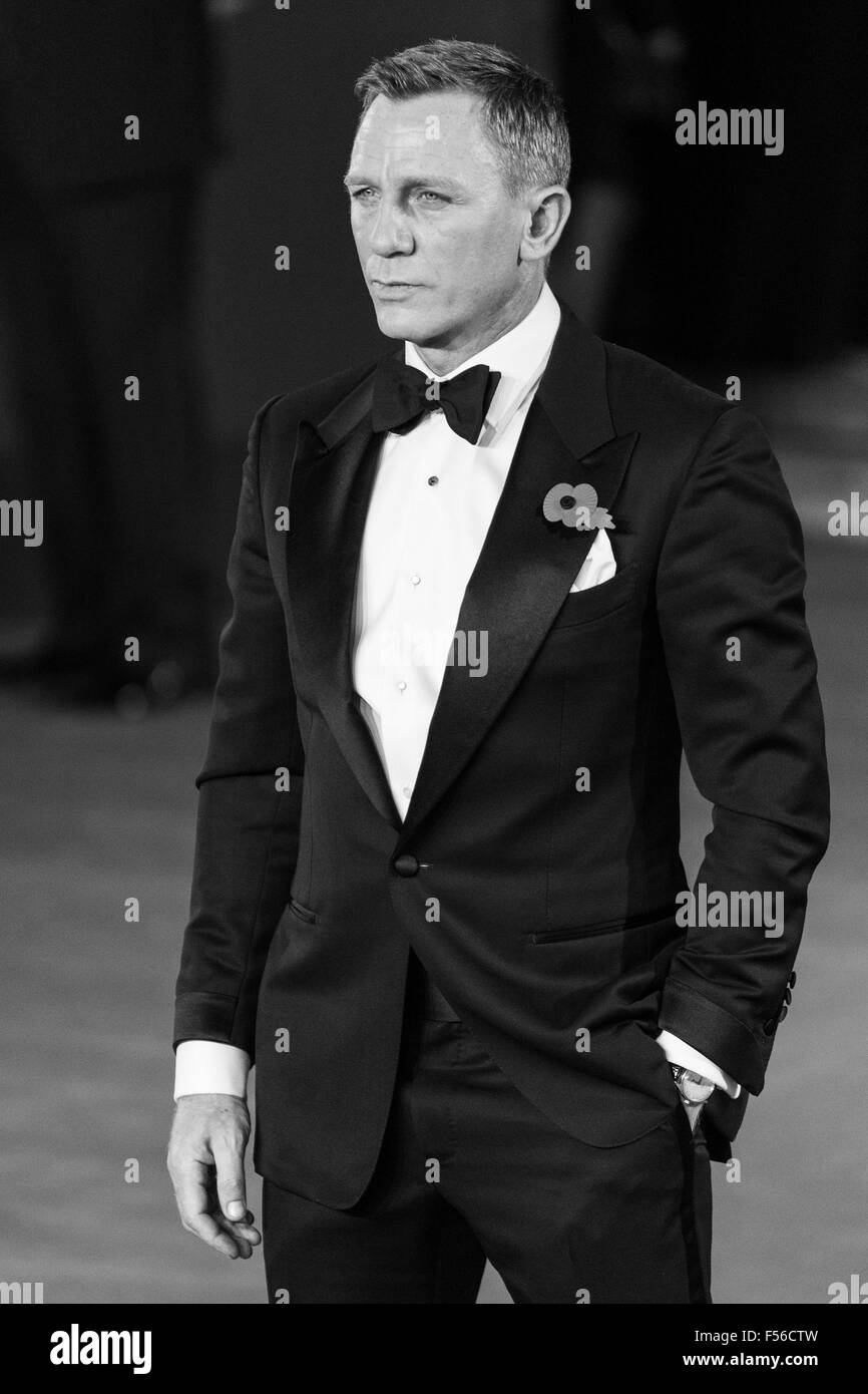 James bond daniel craig Black and White Stock Photos & Images - Alamy