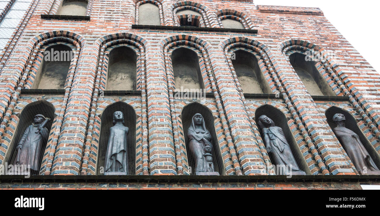 Different statues hi-res stock photography and images - Alamy