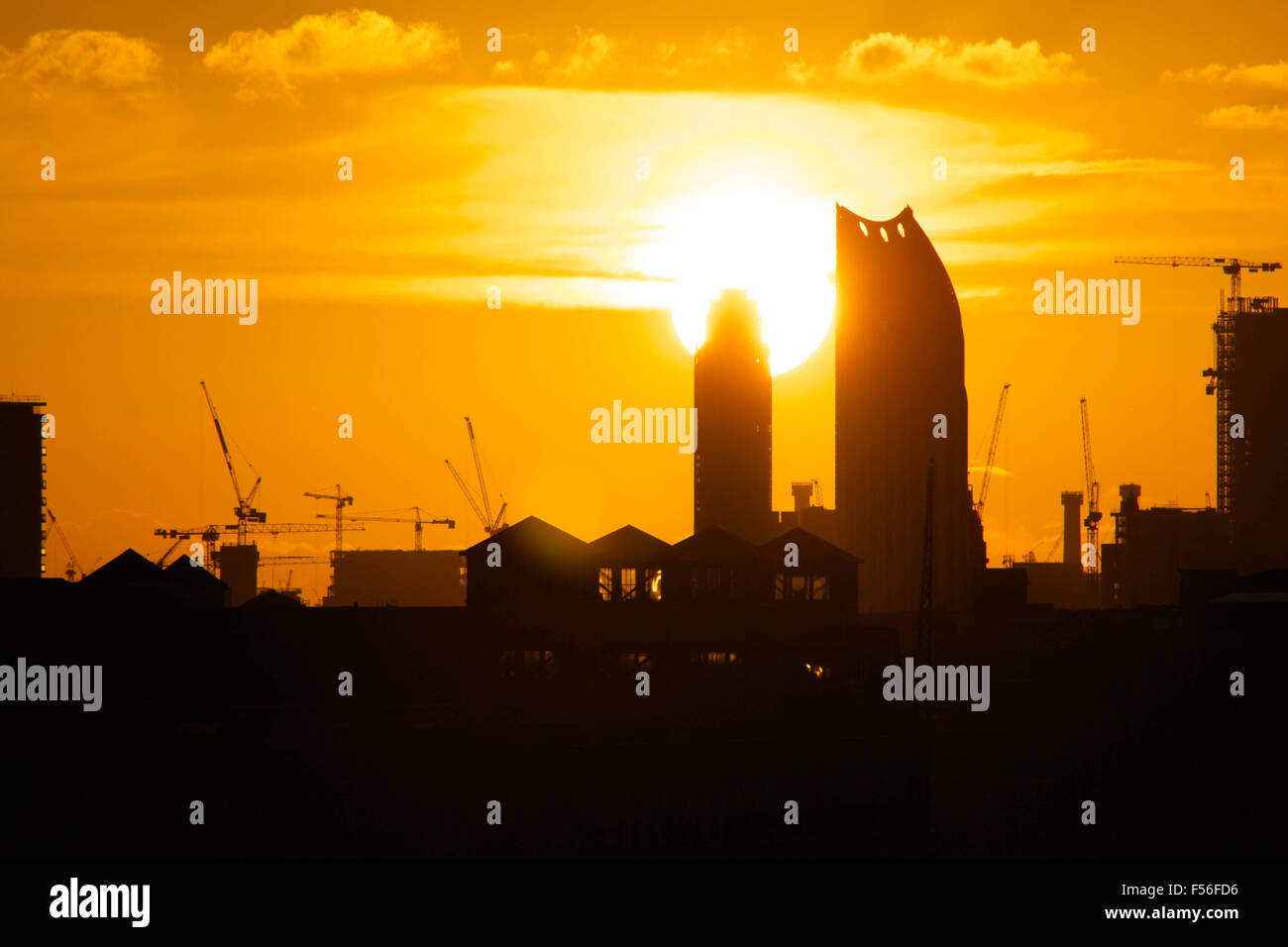 Beautiful sunset between buildings hi-res stock photography and images ...