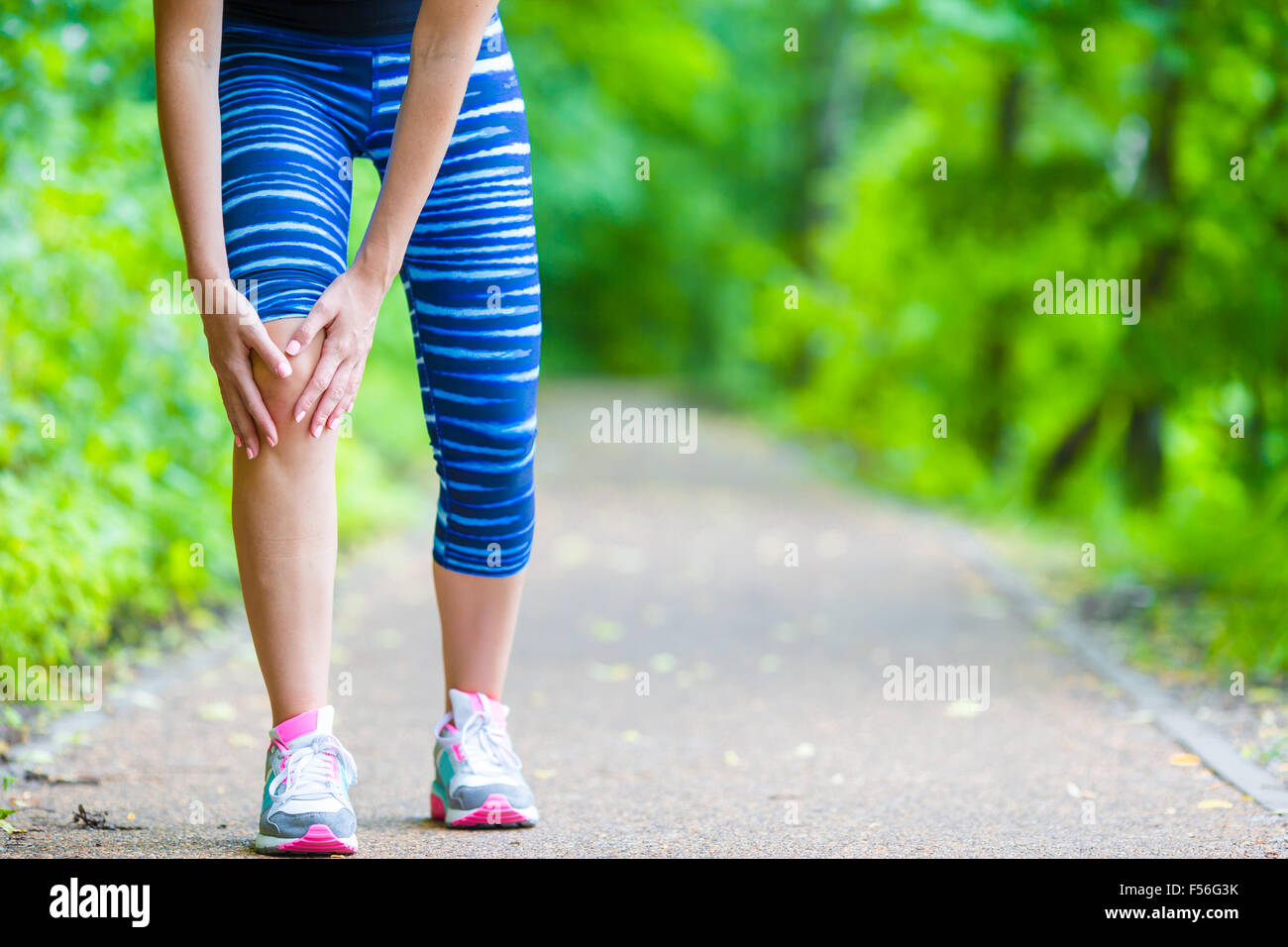 Female runner knee injury and pain Stock Photo - Alamy