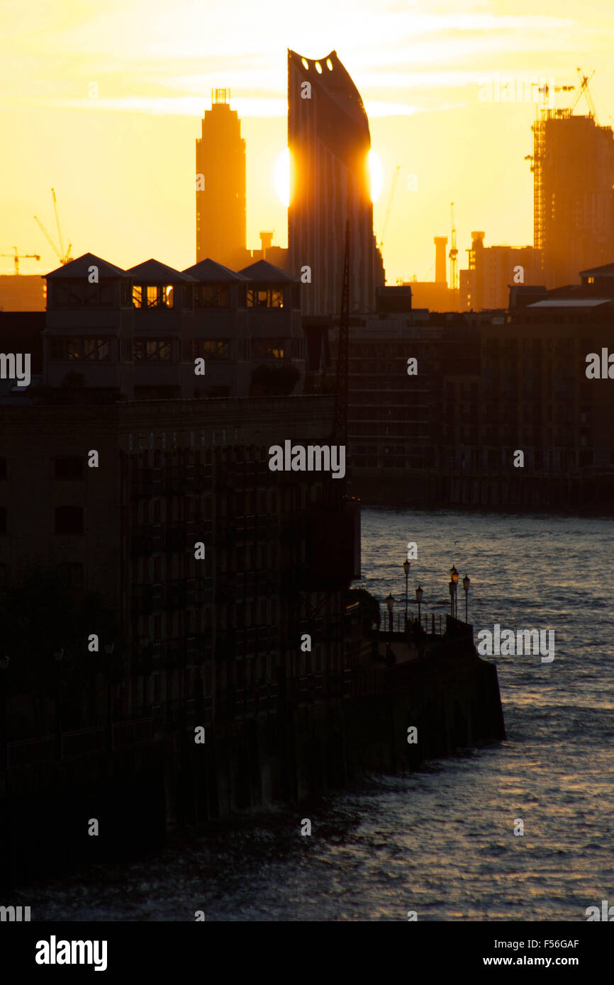 Beautiful sunset between buildings hi-res stock photography and images ...