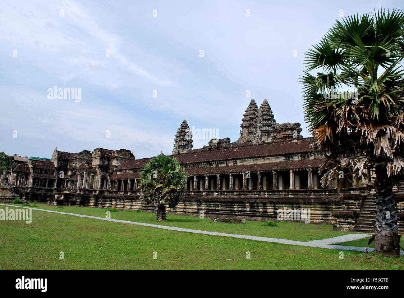 Palm trees and path outside Angkor Wat temple complex in Cambodia Stock ...