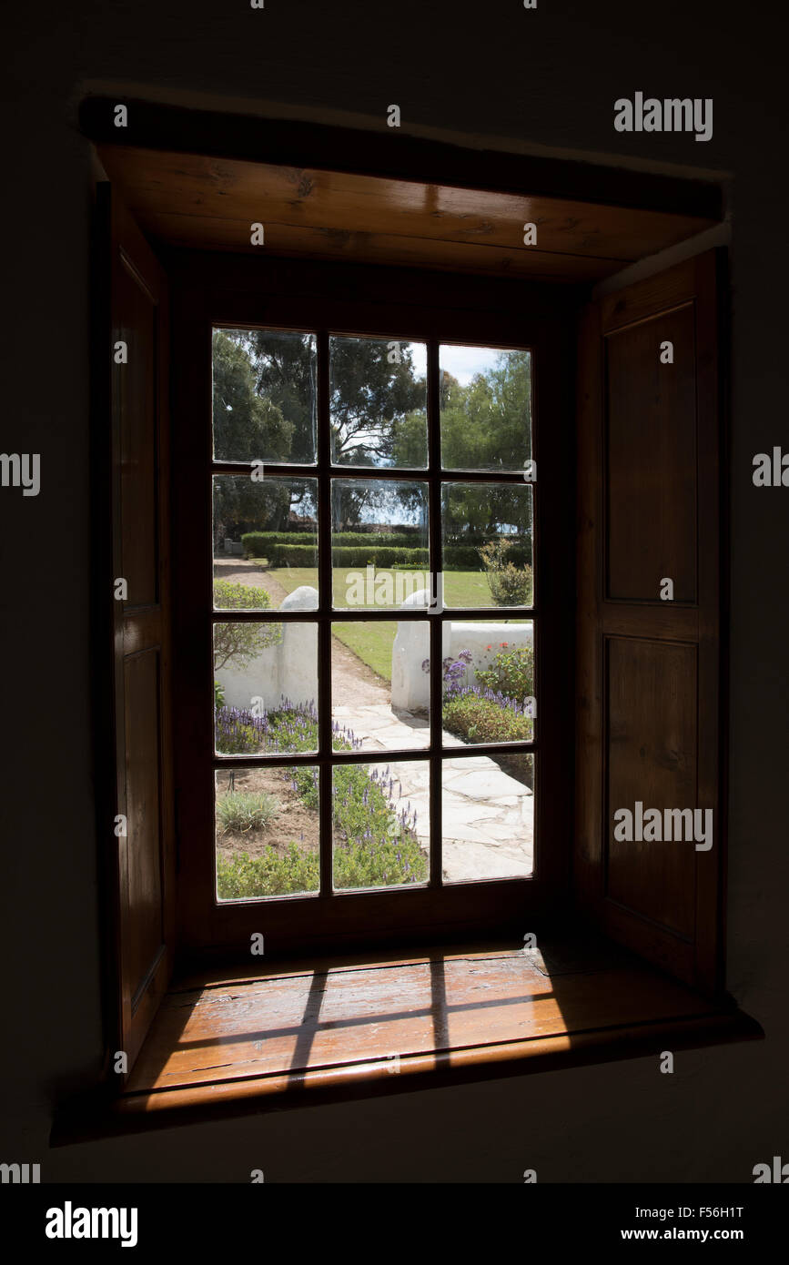 Cottage window view hi-res stock photography and images - Alamy