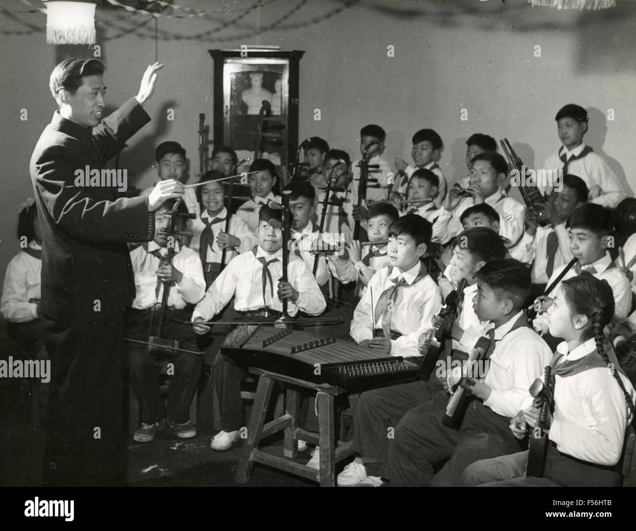 Chinese children in school singing, China Stock Photo - Alamy