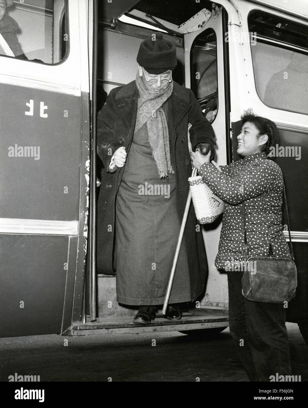 Help elderly bus High Resolution Stock Photography and Images - Alamy