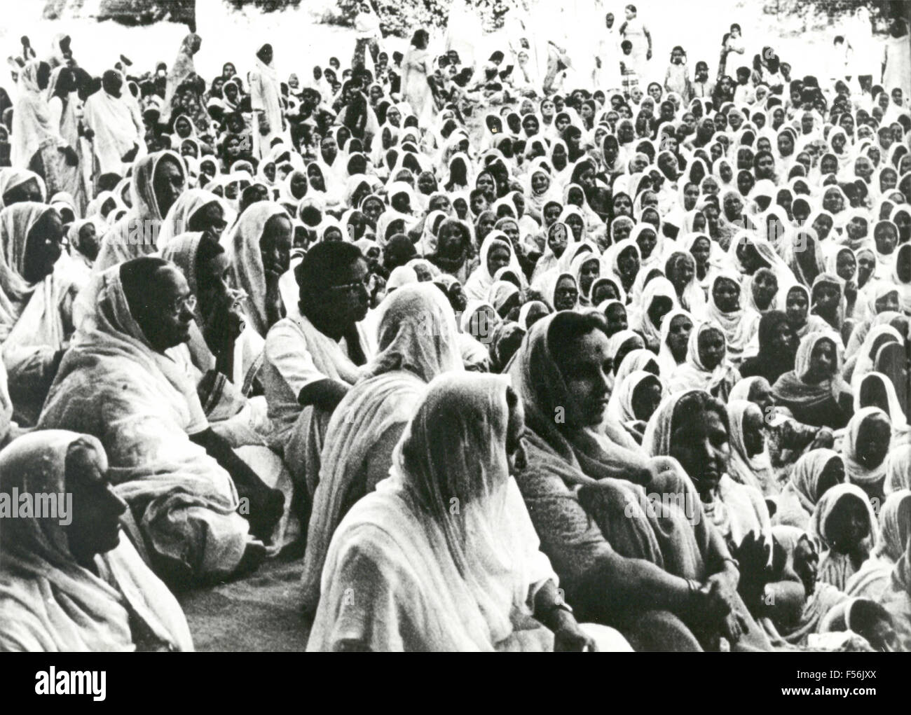 Indian women listen to a guru hi-res stock photography and images - Alamy