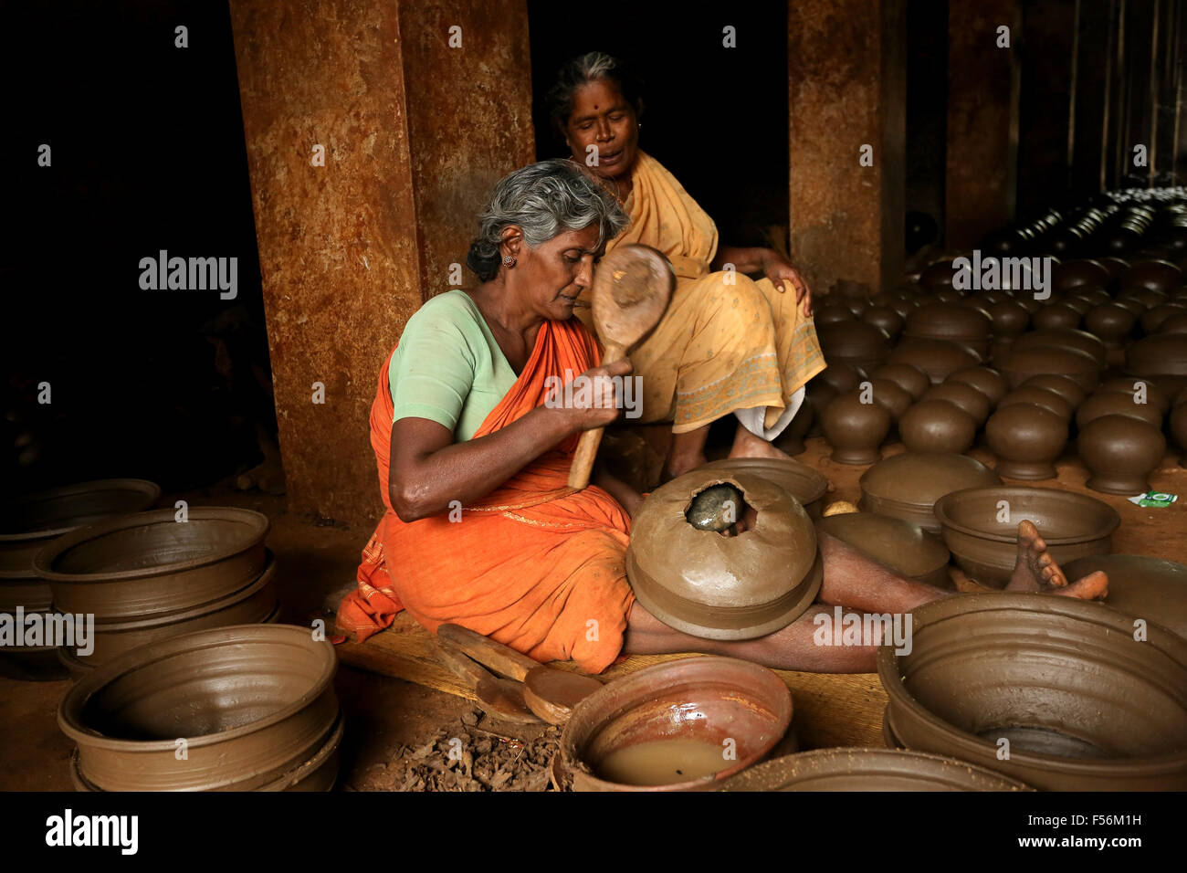 Old village lady potter working to create a vase in Tamilnadu, India Stock Photo - Alamy