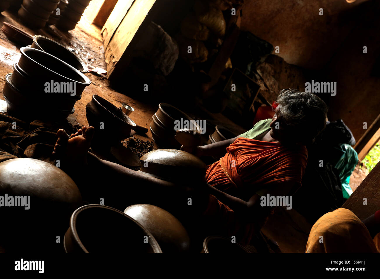 Old village lady potter working to create a vase in Tamilnadu, India Stock Photo - Alamy