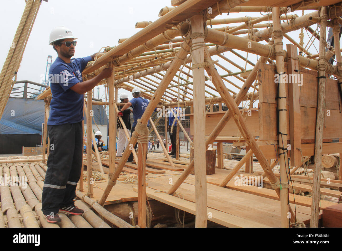 Lima, Peru. 28th Oct, 2015. A crew member of Expedition "Kon Tiki 2 ...