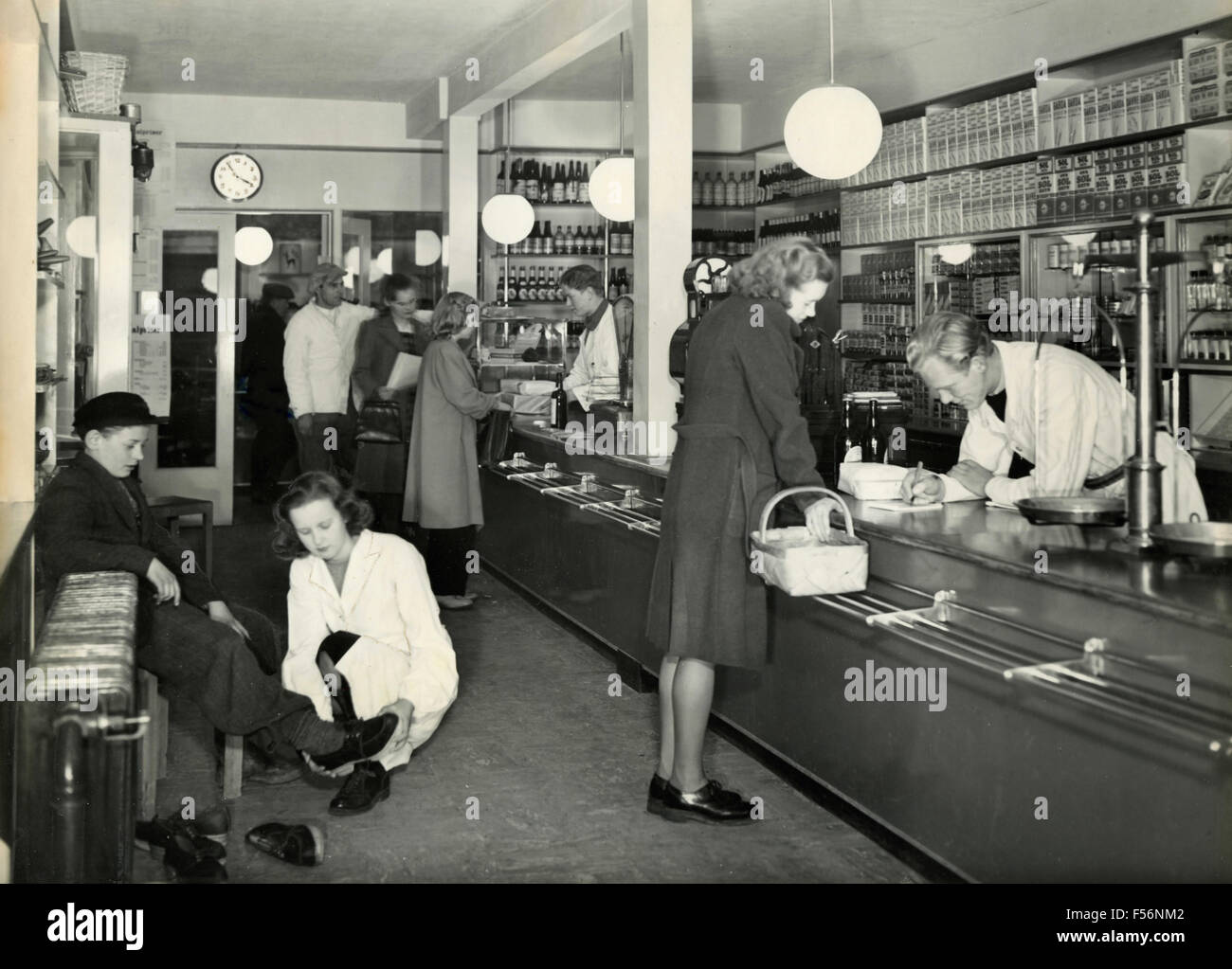 Shop 1940s hi-res stock photography and images - Alamy