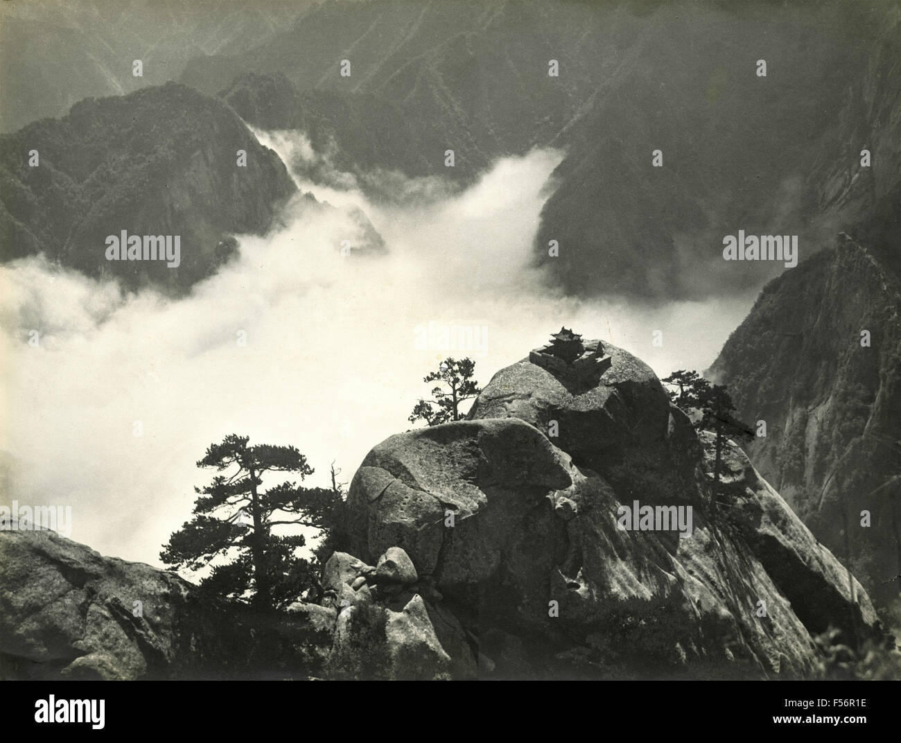 Panorama of the mountain huashan hi-res stock photography and images ...