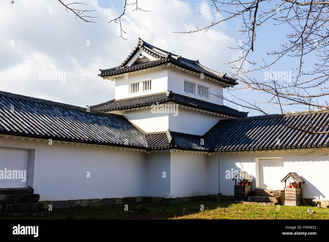 Hikone castle. The Nishi-no-maru, Nishinomaru corner three-story yagura ...