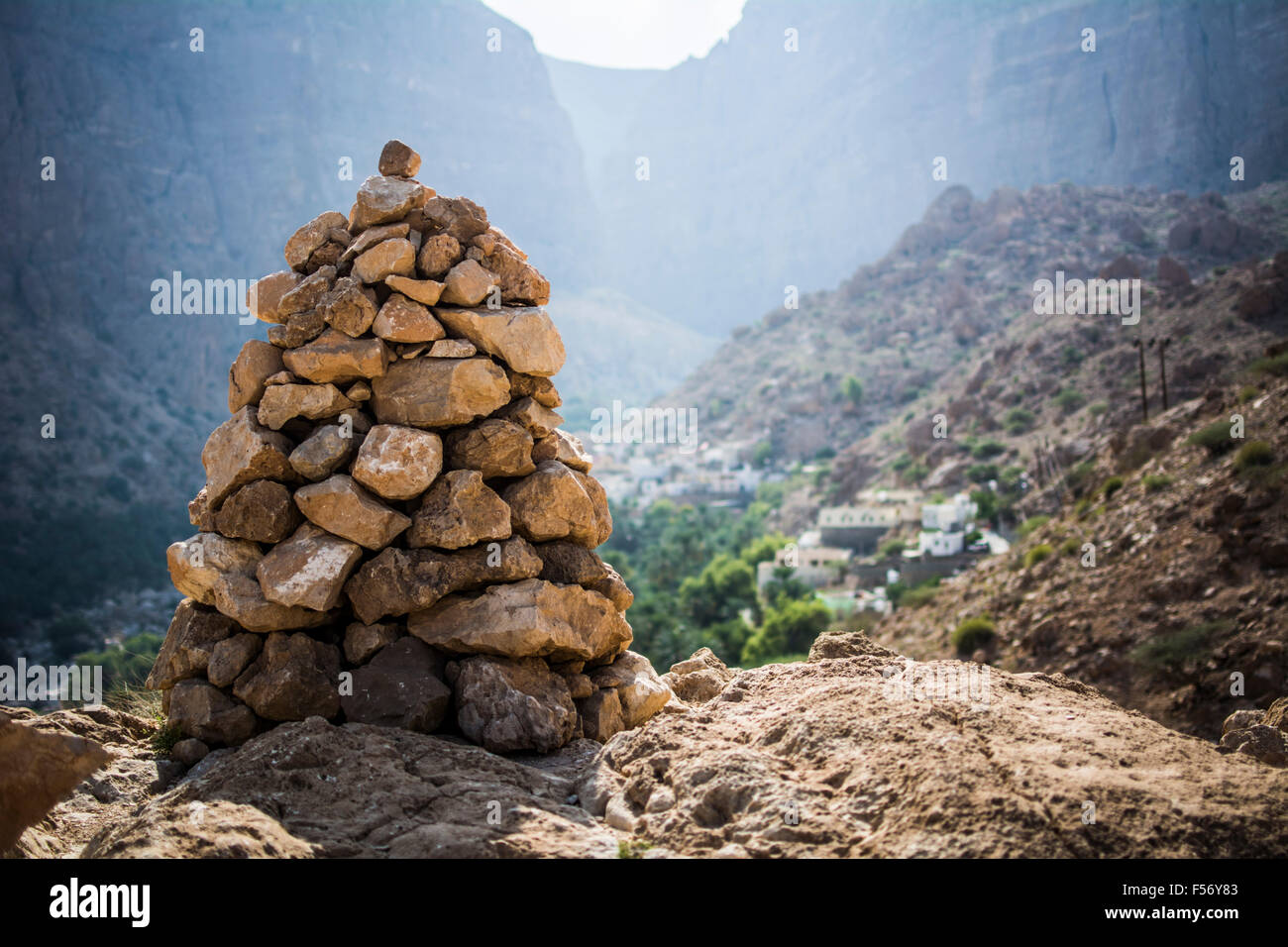 Entrance to Mibam - Wadi Tiwi Stock Photo - Alamy