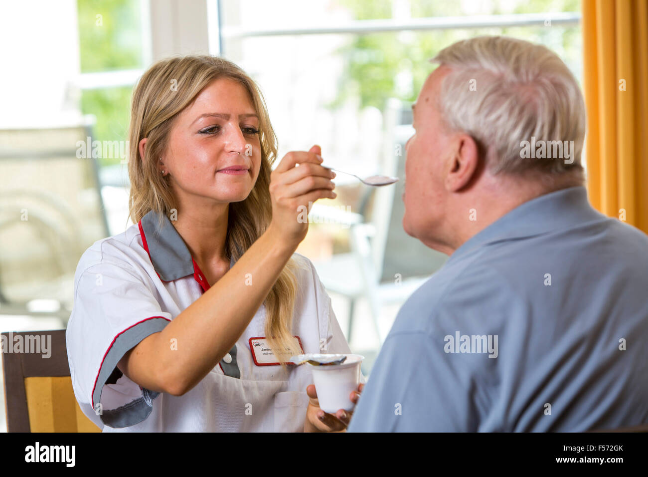 Geriatric nurse feeding hi-res stock photography and images - Alamy