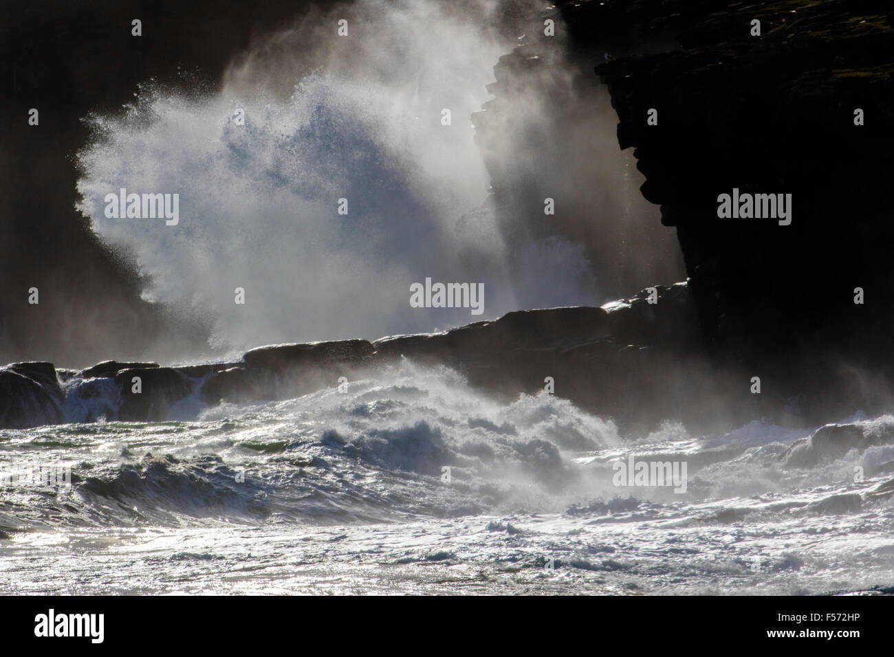 Crashing waves cliff hi-res stock photography and images - Alamy