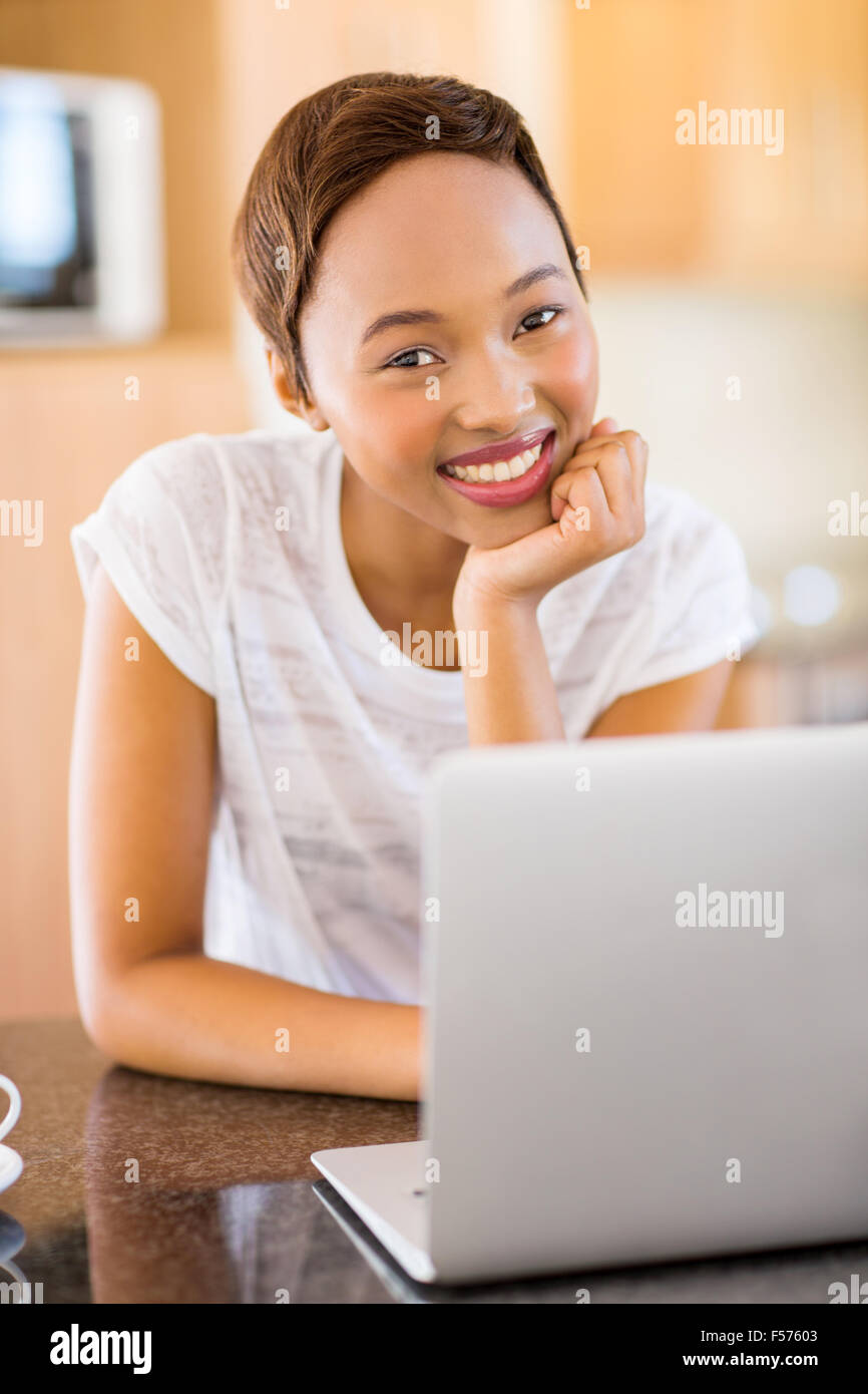 Woman leaning against counter hi-res stock photography and images - Alamy