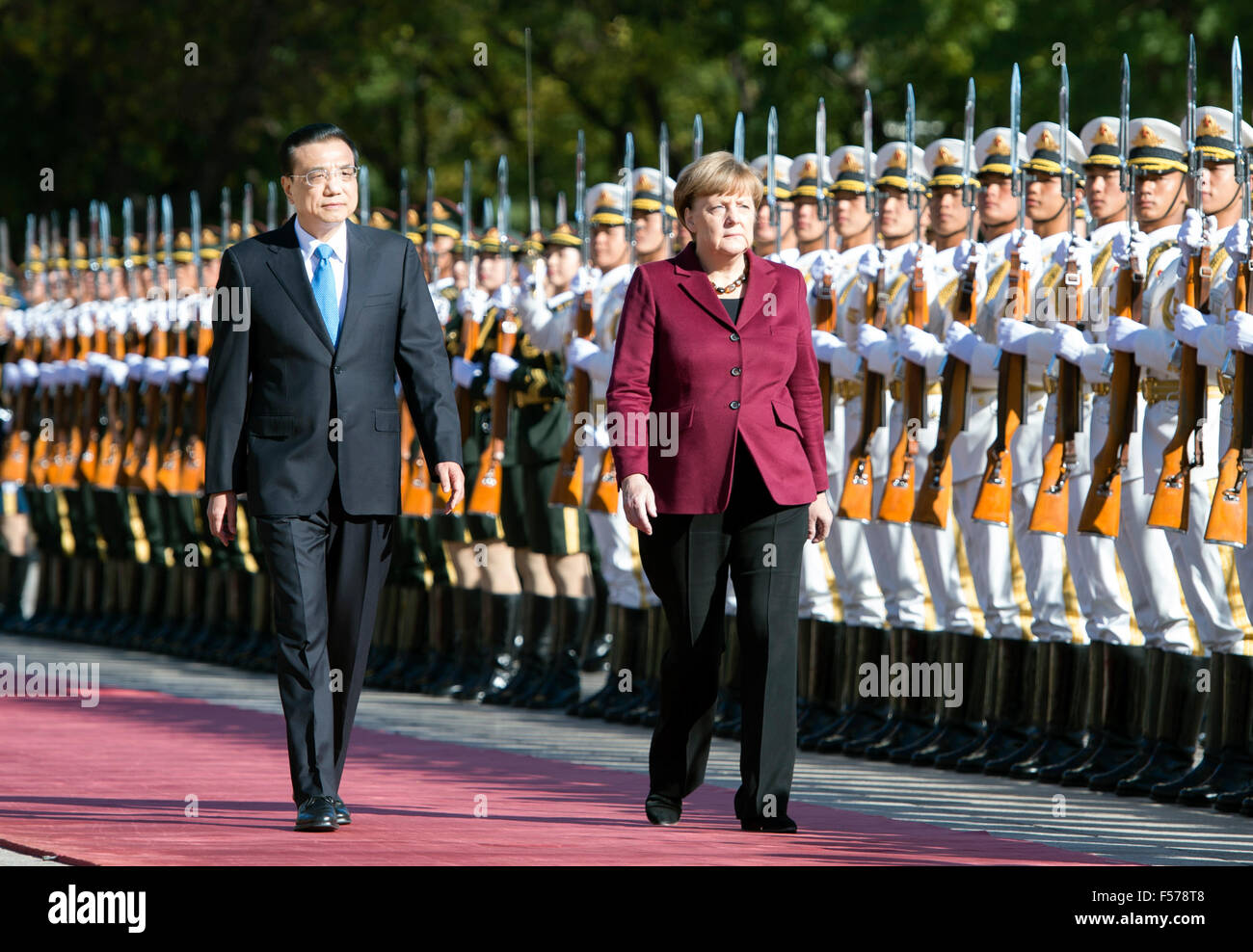 Beijing, China. 29th Oct, 2015. Chinese Premier Li Keqiang (L) holds a ...