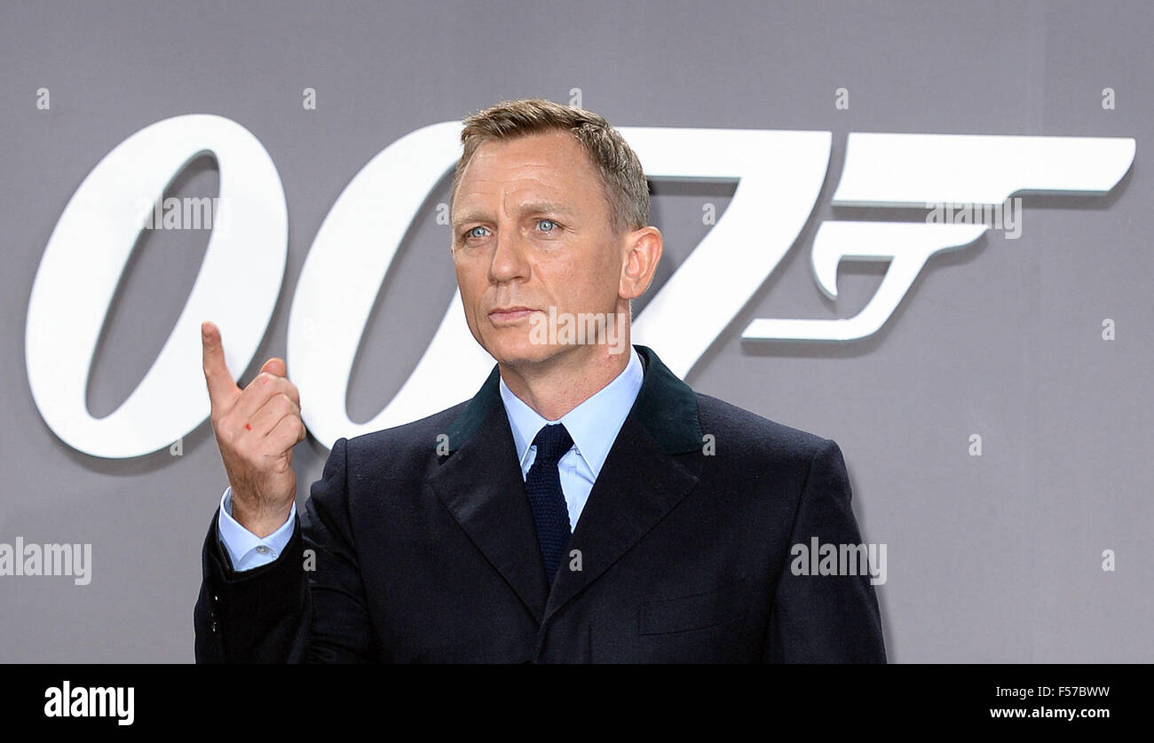Berlin, Germany. 28th Oct, 2015. Actor Daniel Craig arrives to the ...