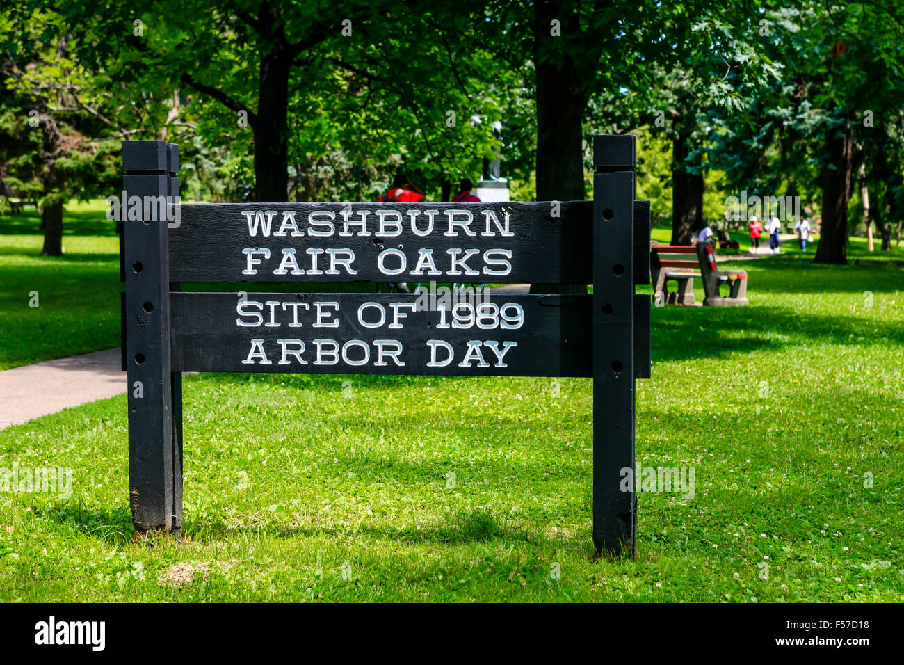 Washburn Fair Oaks Park signpost in Minneapolis MN Stock Photo - Alamy