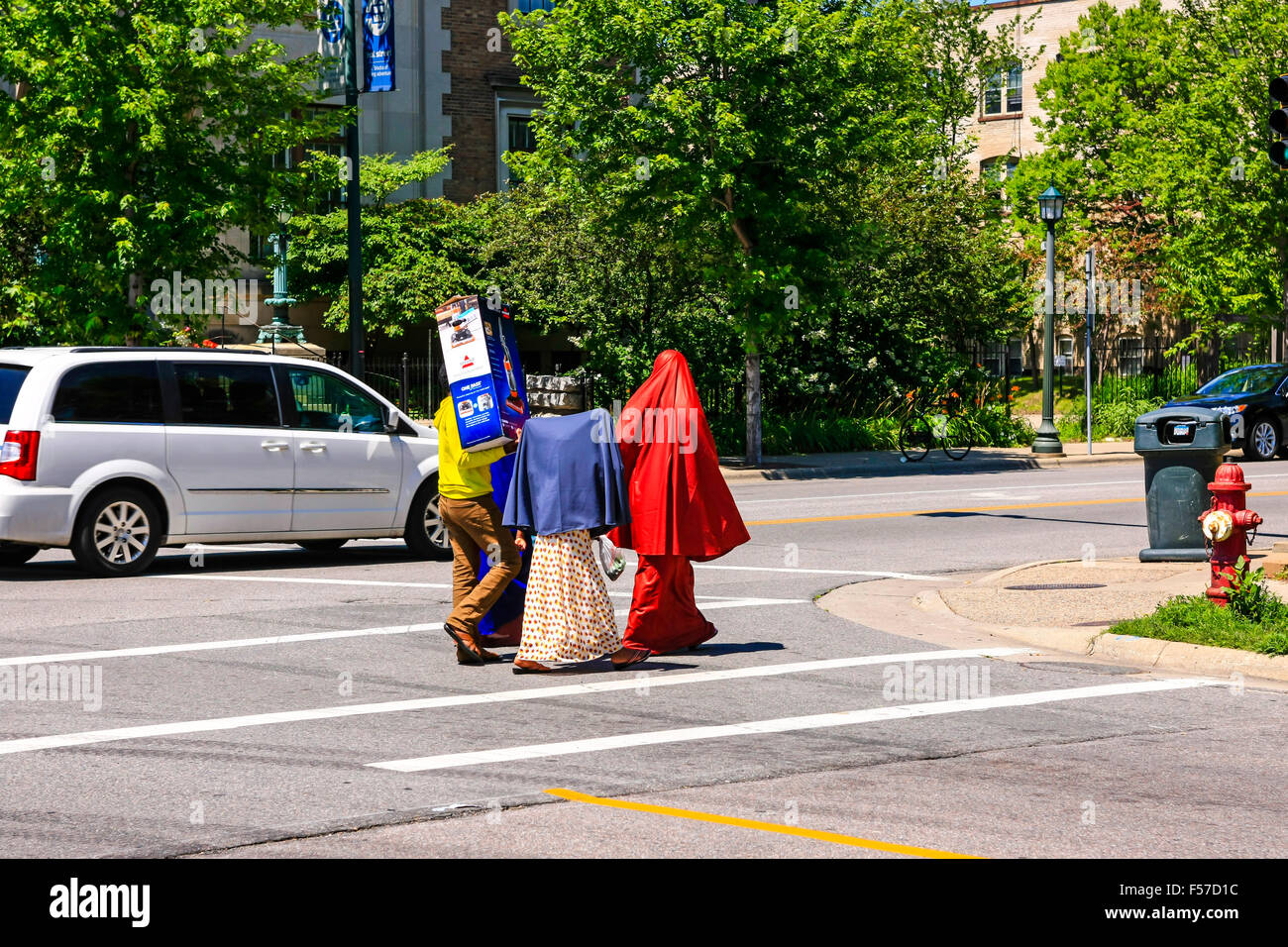 Muslim women walking usa hi-res stock photography and images - Alamy