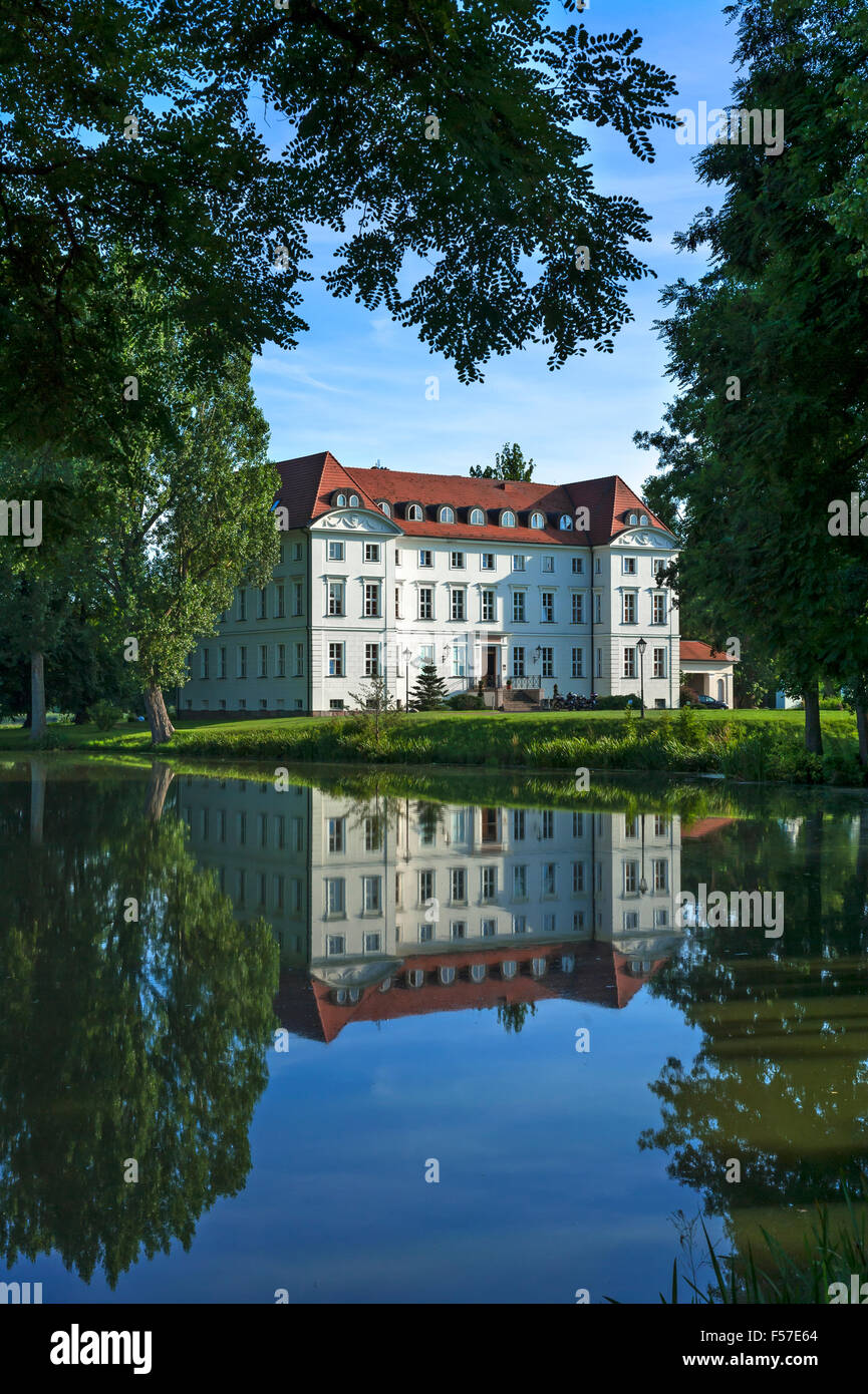Schloss Wedendorf, built in 1679, now a hotel, fishpond in front ...