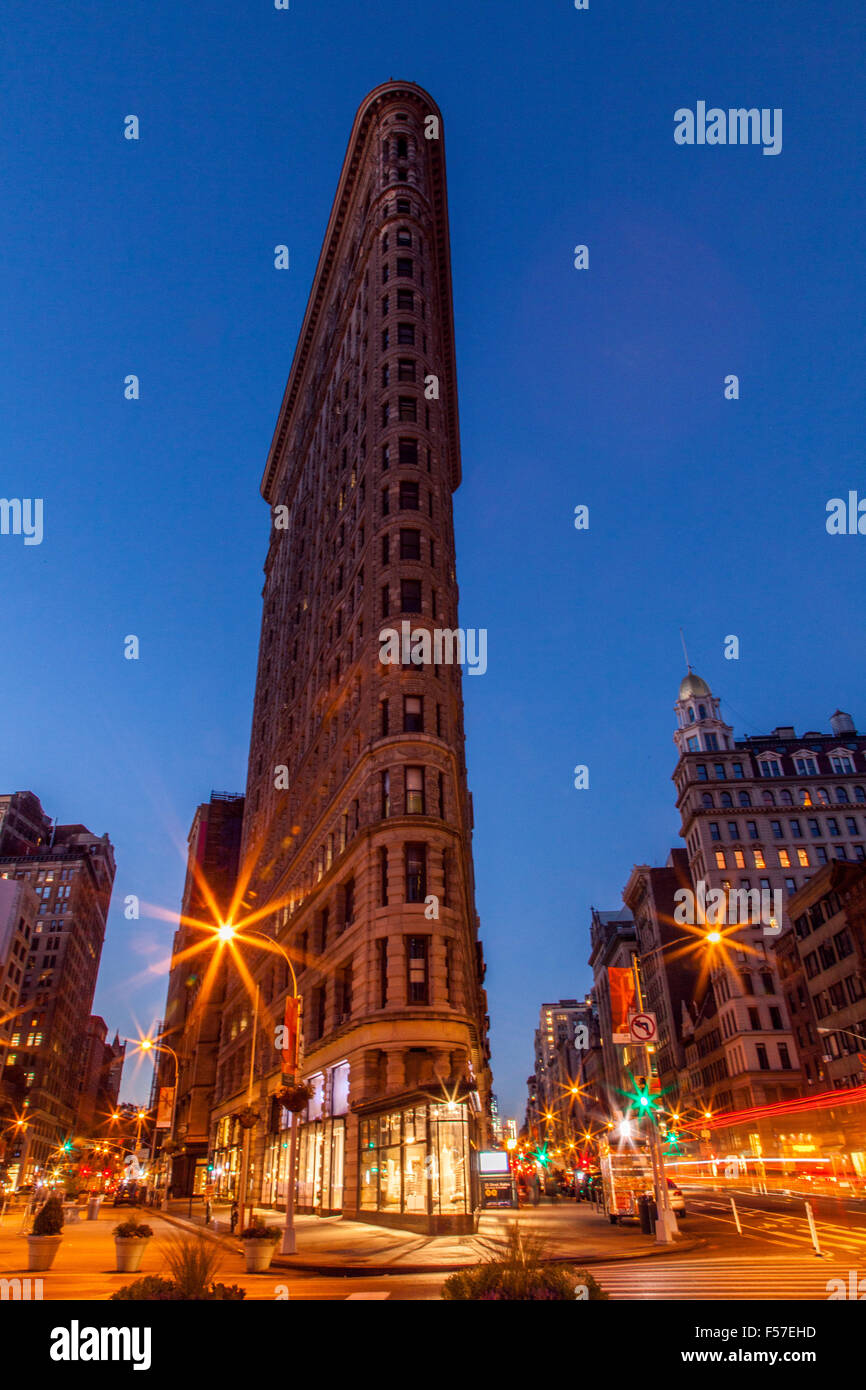The Flatiron Building, originally the Fuller Building, Fifth Avenue ...