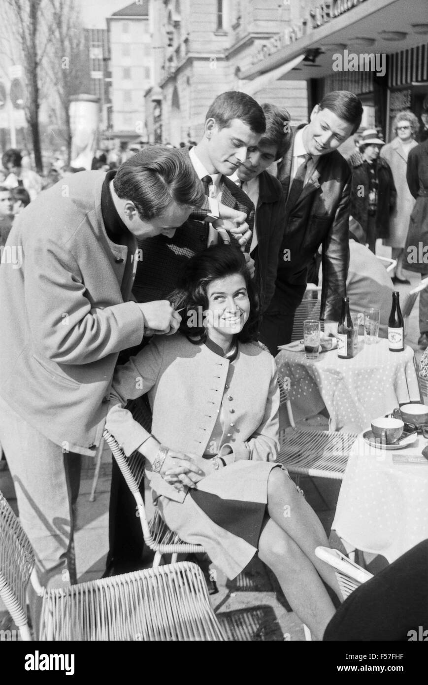 Deutsche Schauspielerin Dagmar Hank mit ihrem Friseur, genannt ...