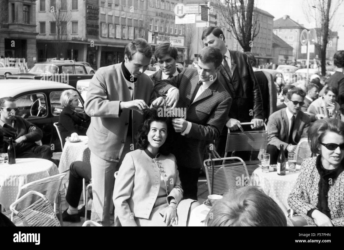 Deutsche Schauspielerin Dagmar Hank mit ihrem Friseur, genannt ...