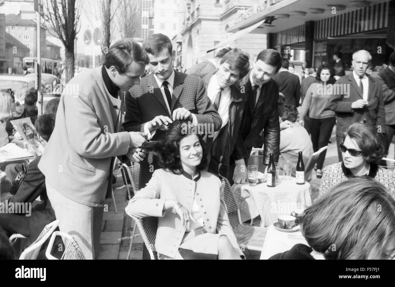 Deutsche Schauspielerin Dagmar Hank mit ihrem Friseur, genannt ...